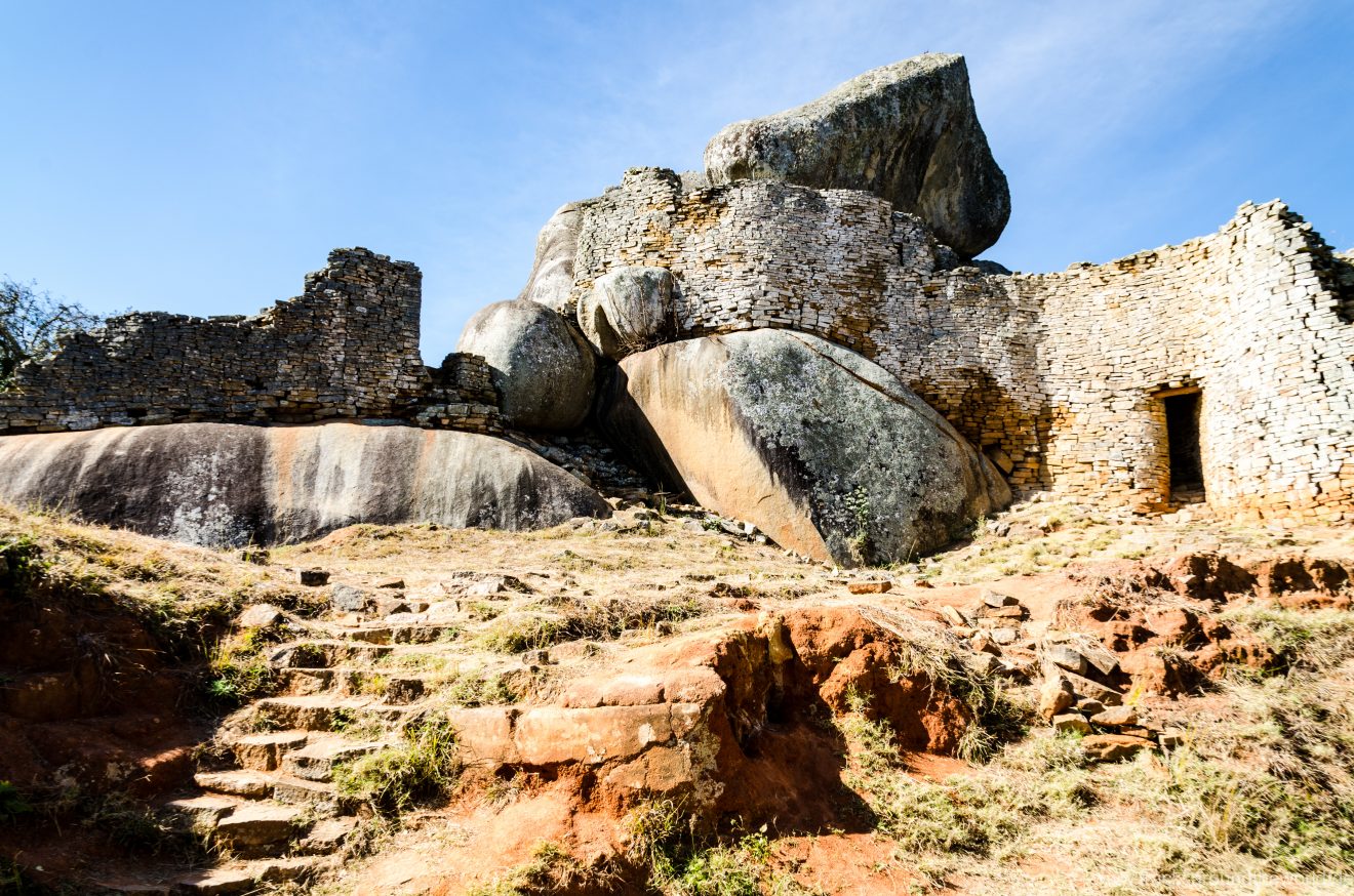On the way to Eastern-Zimbabwe: culture, arrest, great mountain scenery ...
