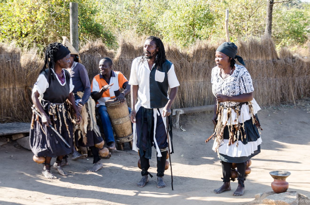 On the way to Eastern-Zimbabwe: culture, arrest, great mountain scenery ...