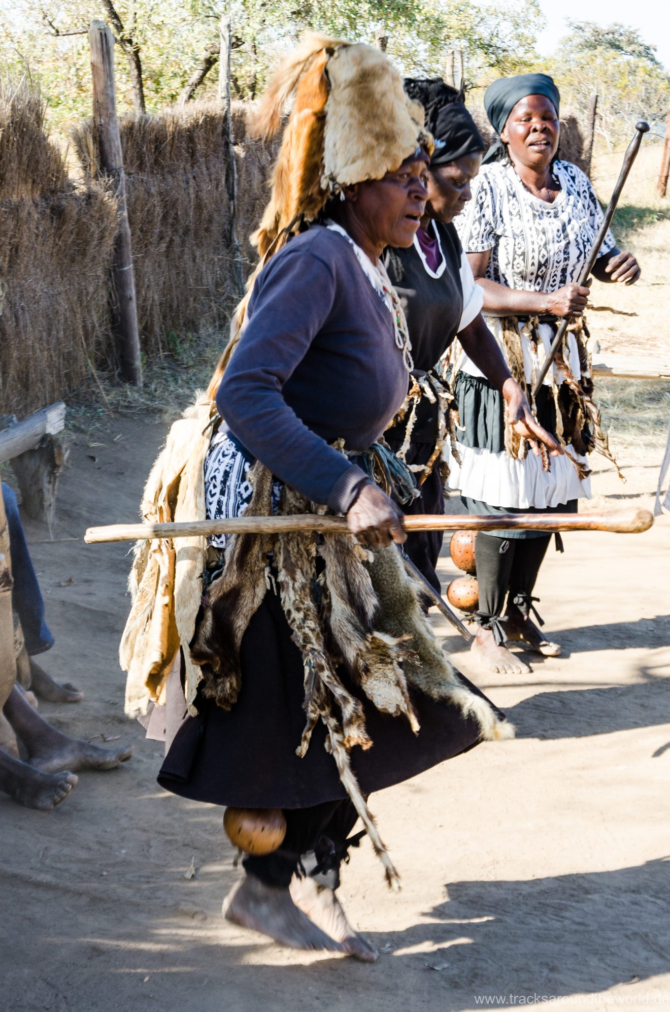 On the way to Eastern-Zimbabwe: culture, arrest, great mountain scenery ...