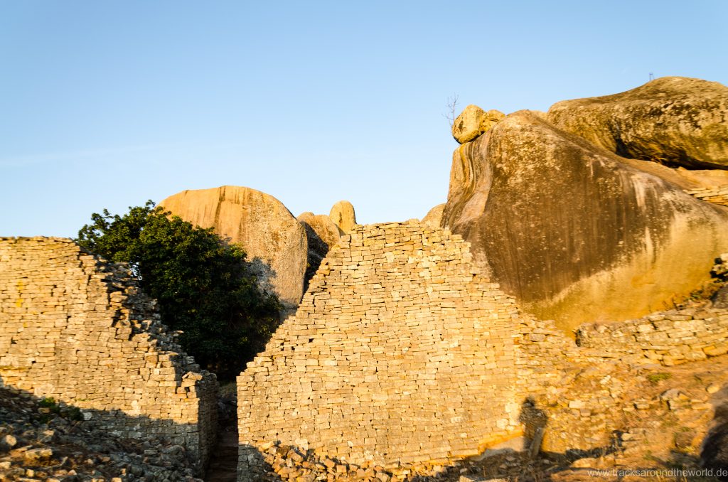 On the way to Eastern-Zimbabwe: culture, arrest, great mountain scenery ...